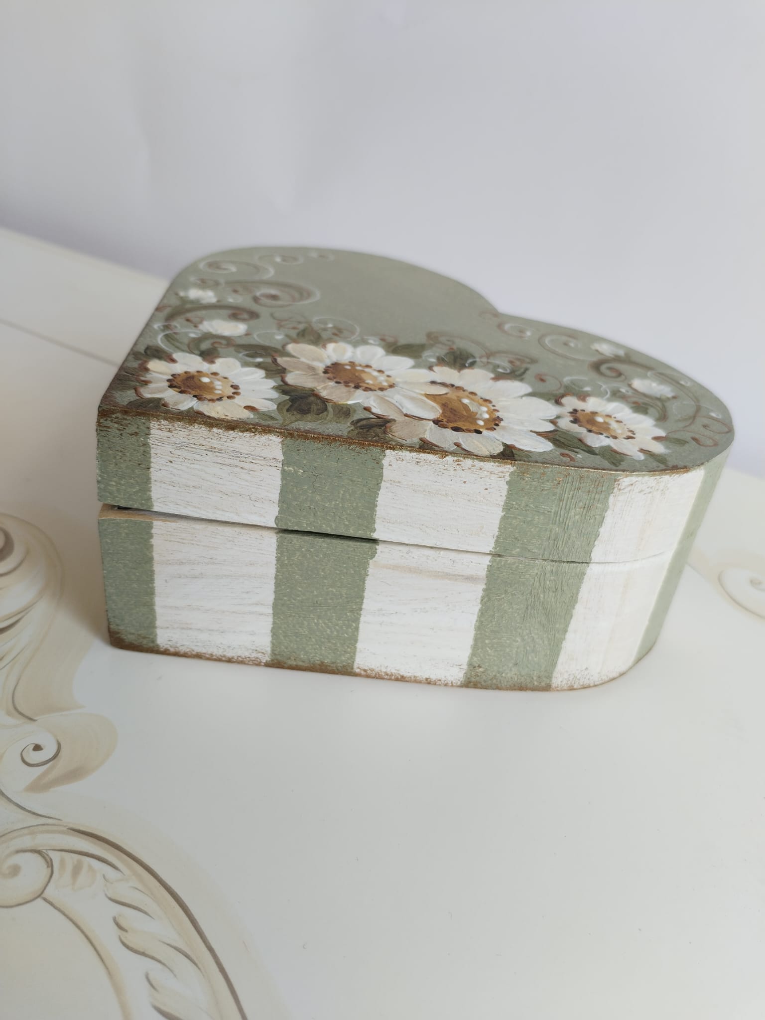 Cutie in forma de inima, pictata cu margarete - Cadou De Casa Noua