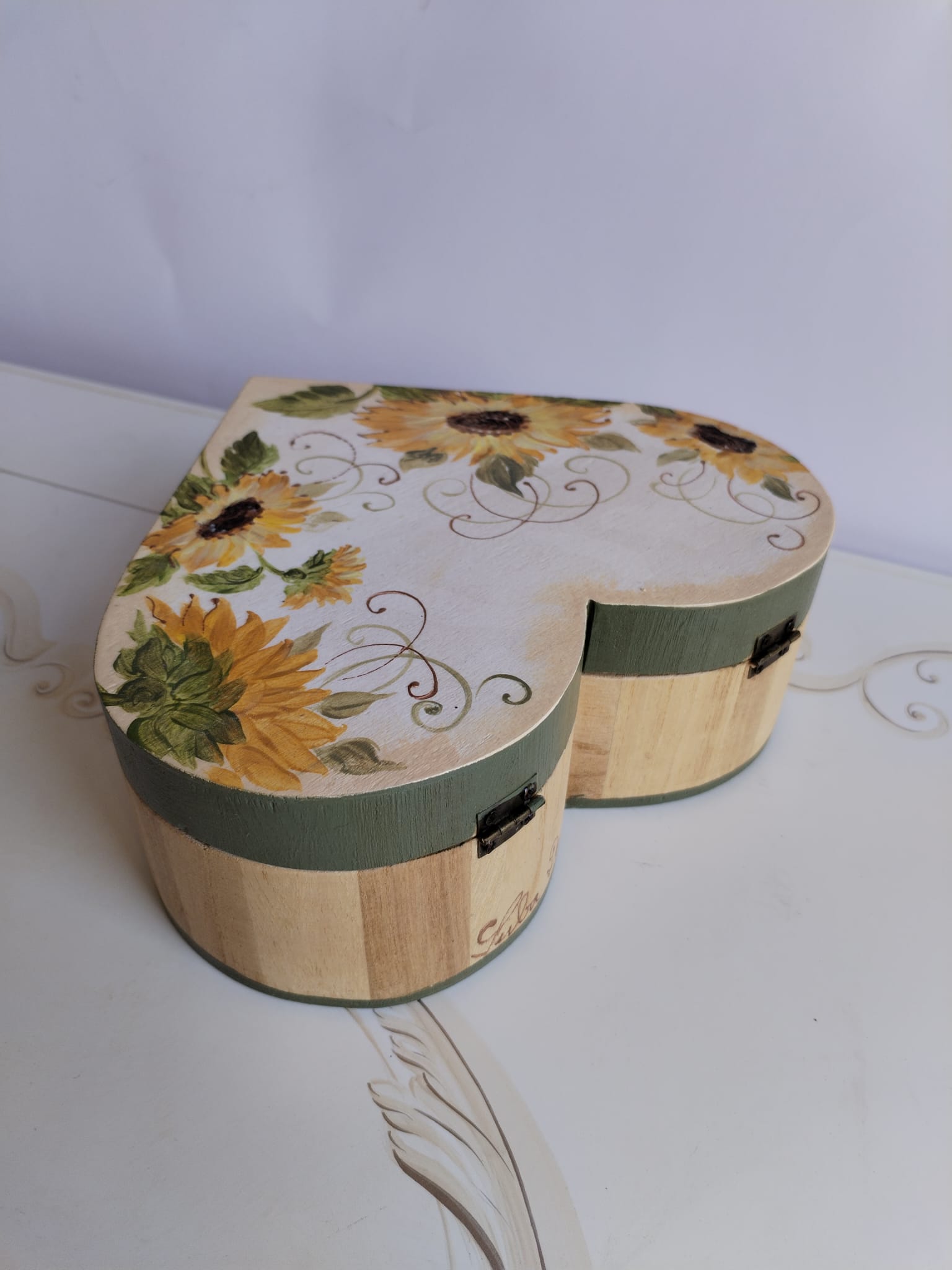 Cutie in forma de inima, pictata cu floarea soarelui - Cadou De Casa Noua