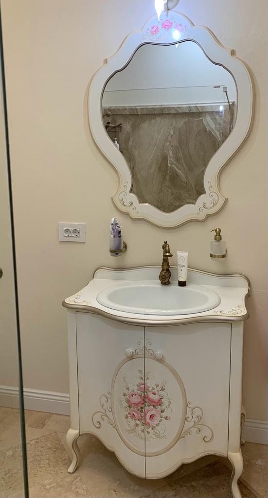 Mobilier de baie cu oglinda pictat manual Suba Decor - Cadou De Casa Noua