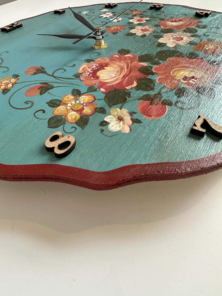 Ceas pictat rustic cu trandafiri - Cadou De Casa Noua