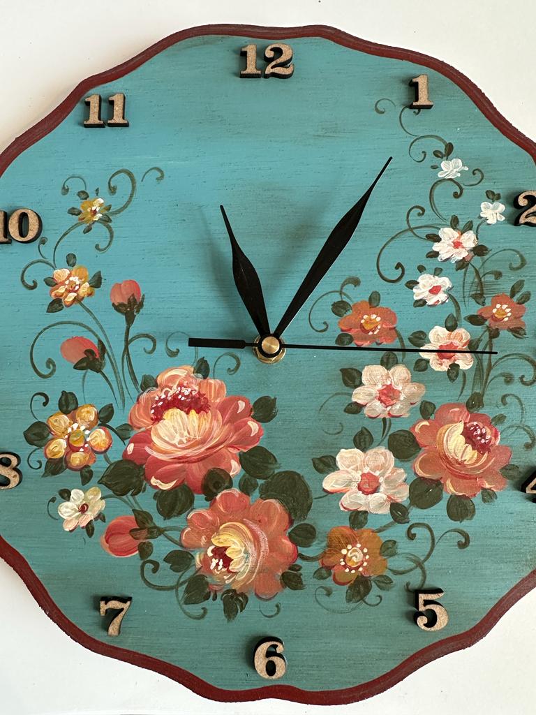 Ceas pictat rustic cu trandafiri - Cadou De Casa Noua